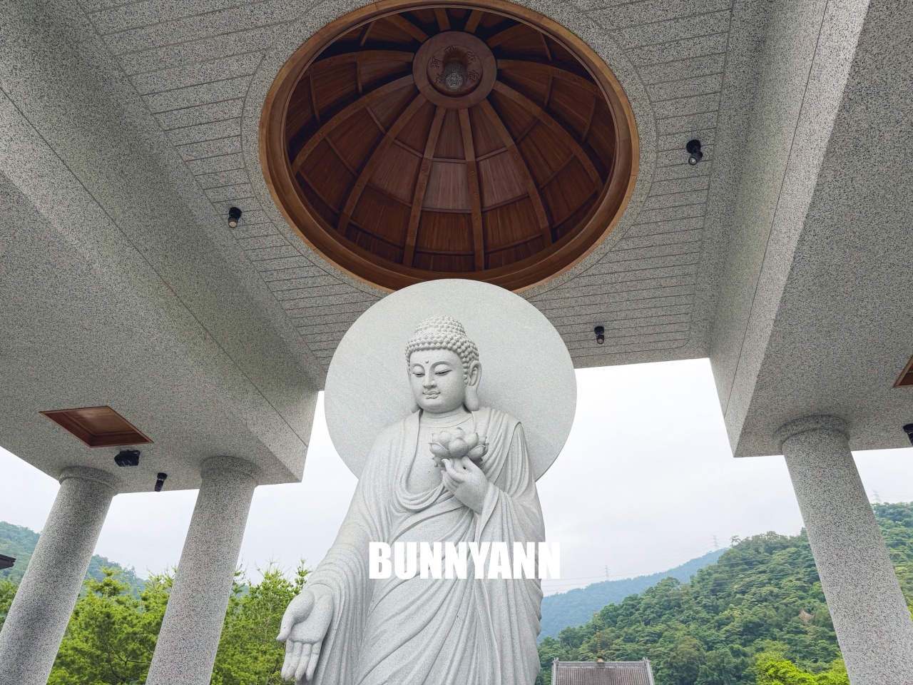 很多人不知道，是最美禪風寺廟，園區匠心雕刻場景真美，後花園步道也是招牌