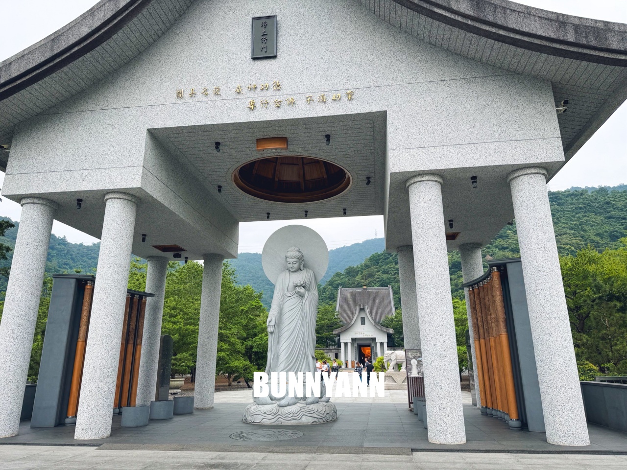 很多人不知道，是最美禪風寺廟，園區匠心雕刻場景真美，後花園步道也是招牌