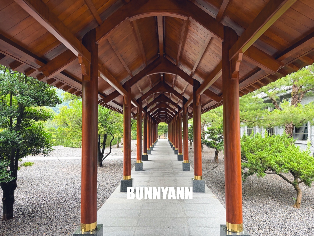 很多人不知道，是最美禪風寺廟，園區匠心雕刻場景真美，後花園步道也是招牌