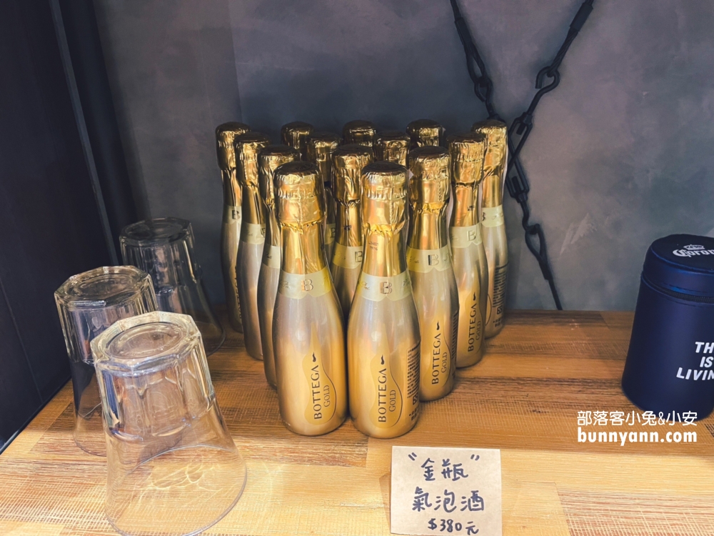 上島MUC Coffee Roasters 安平旗艦店，燈光美氣氛佳超適合約會