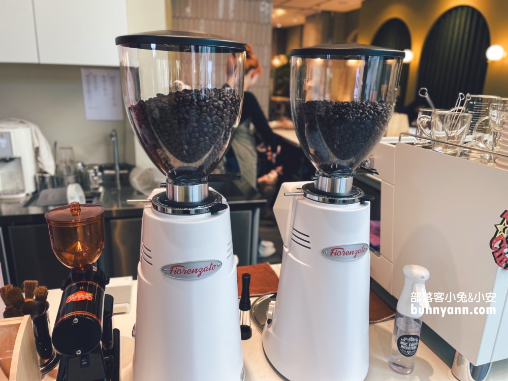 上島MUC Coffee Roasters 安平旗艦店，燈光美氣氛佳超適合約會